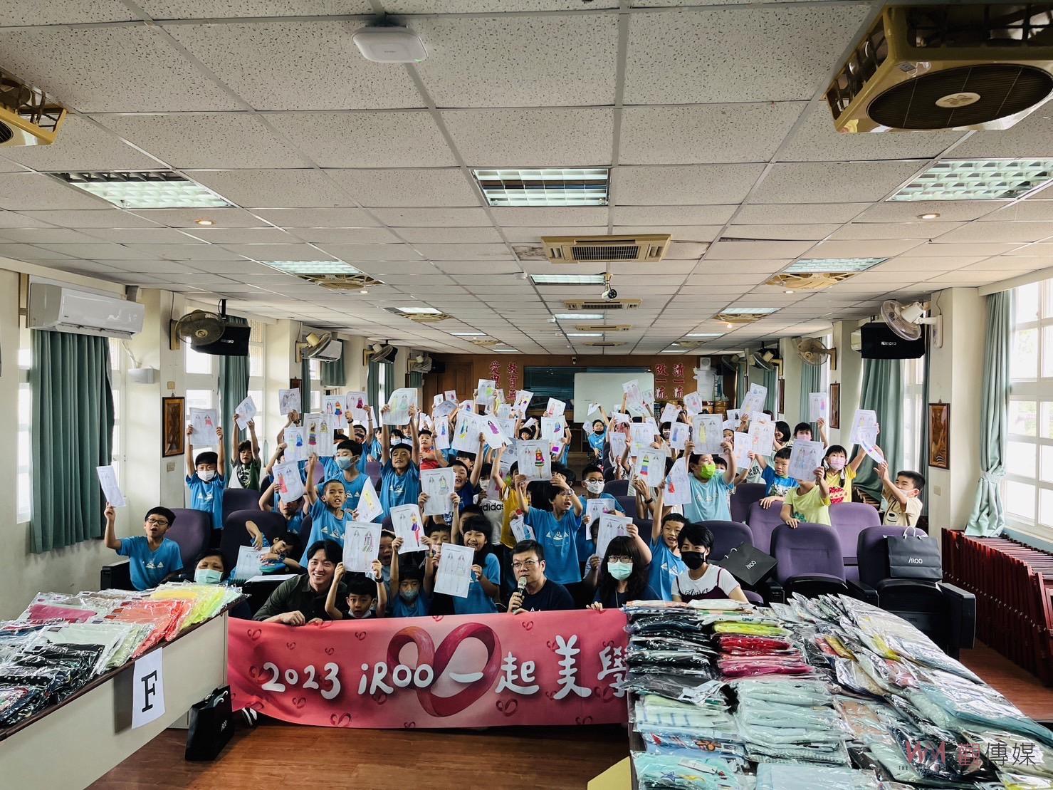 觀傳媒 中彰投新聞 影/ 服飾大廠感恩月做公益推美學 文德國小學子喜挑服飾送媽咪