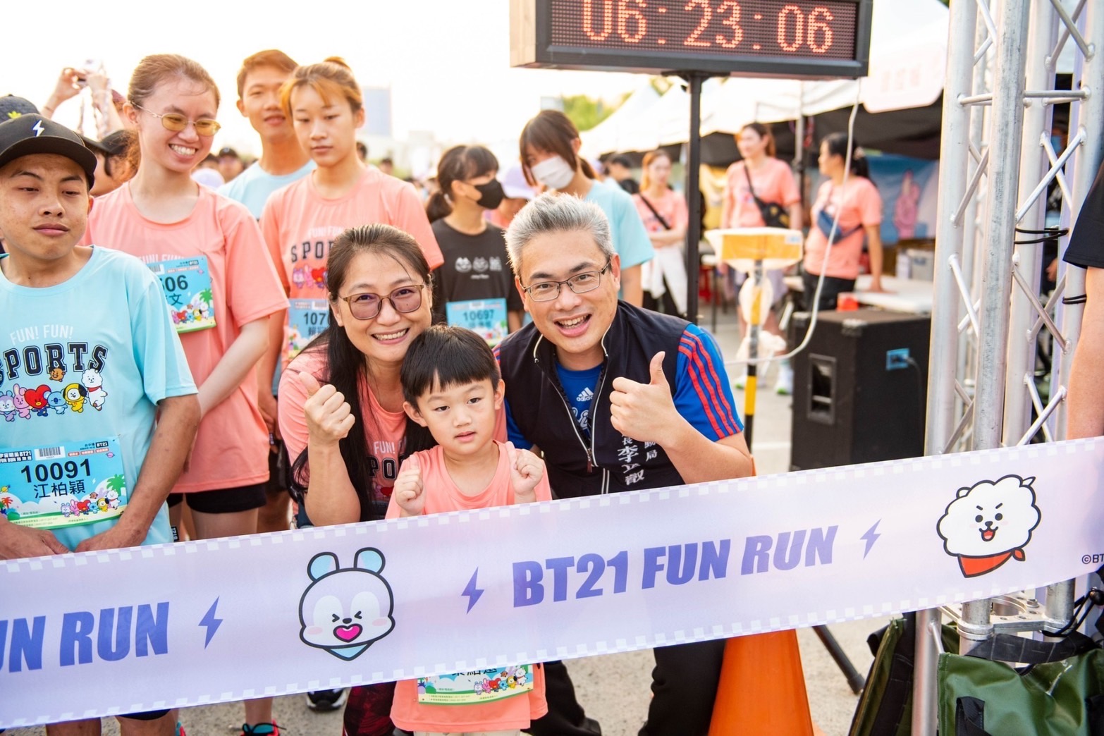 超萌4歲孫邀阿嬤歡樂跑！ 宇宙明星BT21 FUN RUN台中中央球場登場 | 蕃新聞