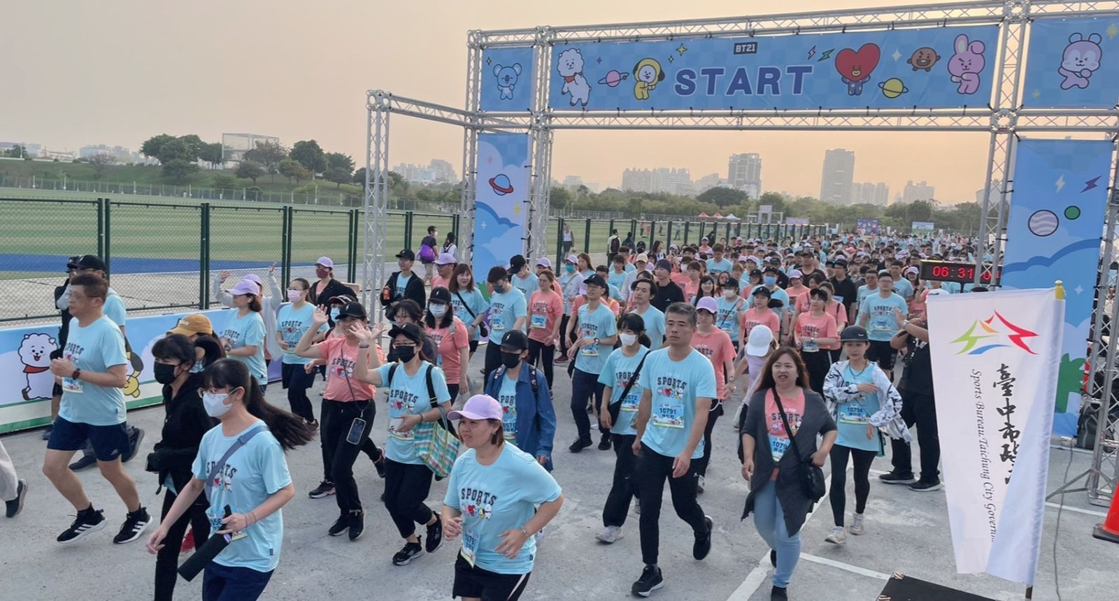 超萌4歲孫邀阿嬤歡樂跑！ 宇宙明星BT21 FUN RUN台中中央球場登場 | 蕃新聞